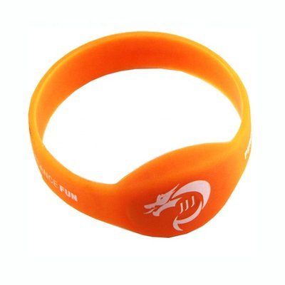 China Well-Made Silicone Promotional Price Classic 1k Rfid Waterproof Wristband Bracelets With Dual Chips
